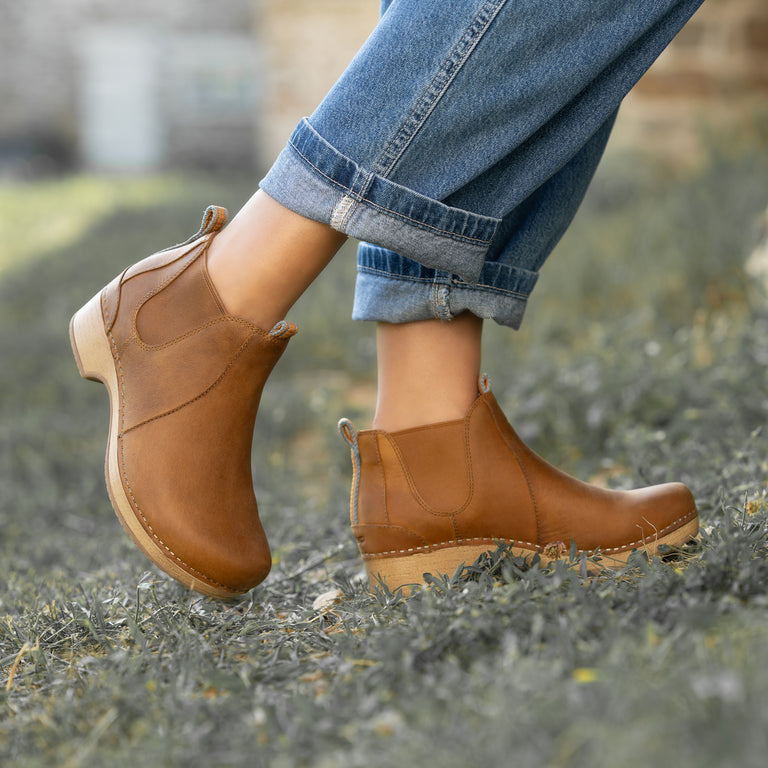 Becka Tan Oiled Pull Up – Dansko