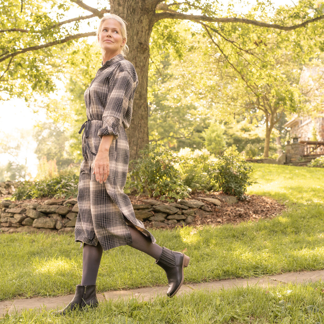 Daisie Black Waterproof Tumbled – Dansko