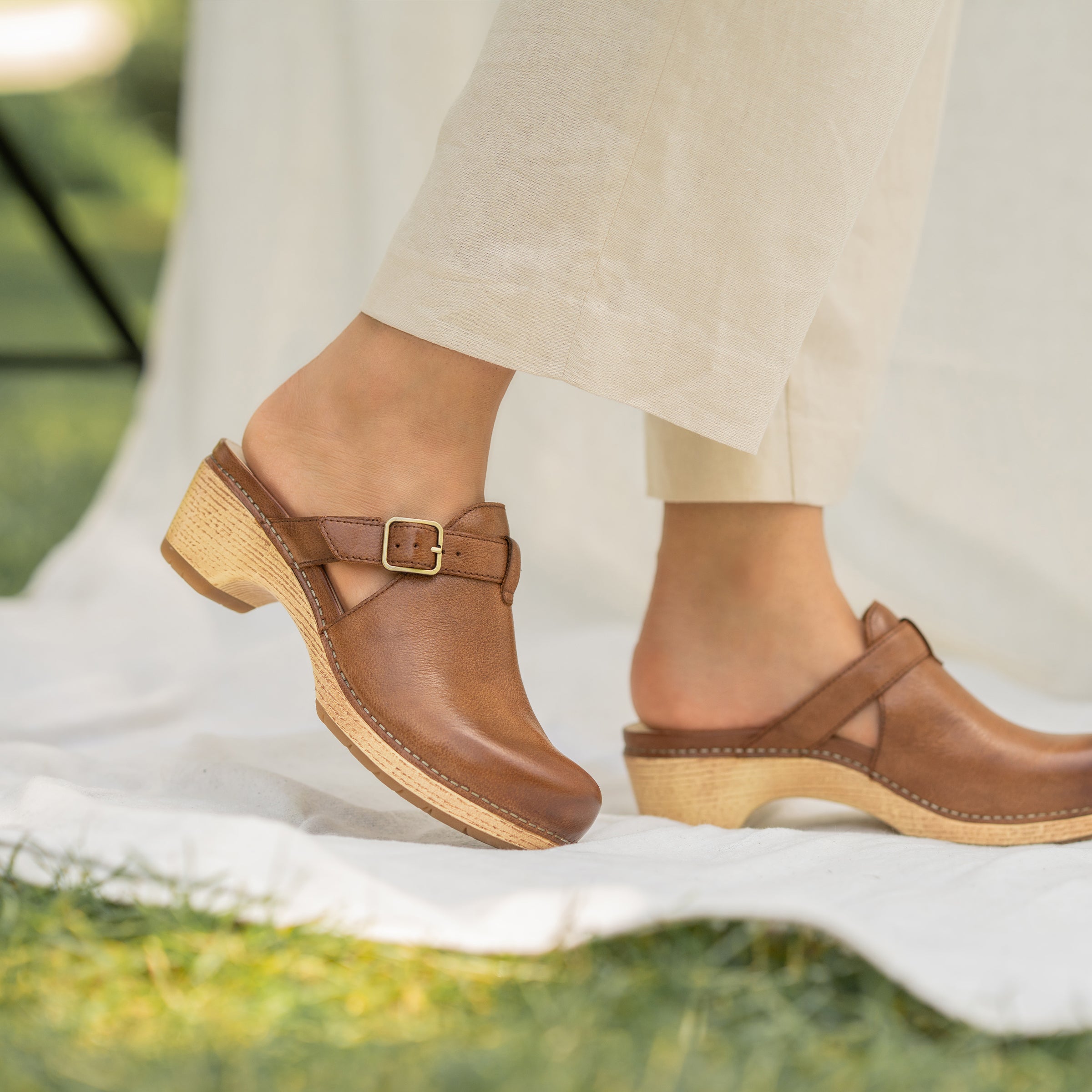 Leandra Brown Leather – Dansko