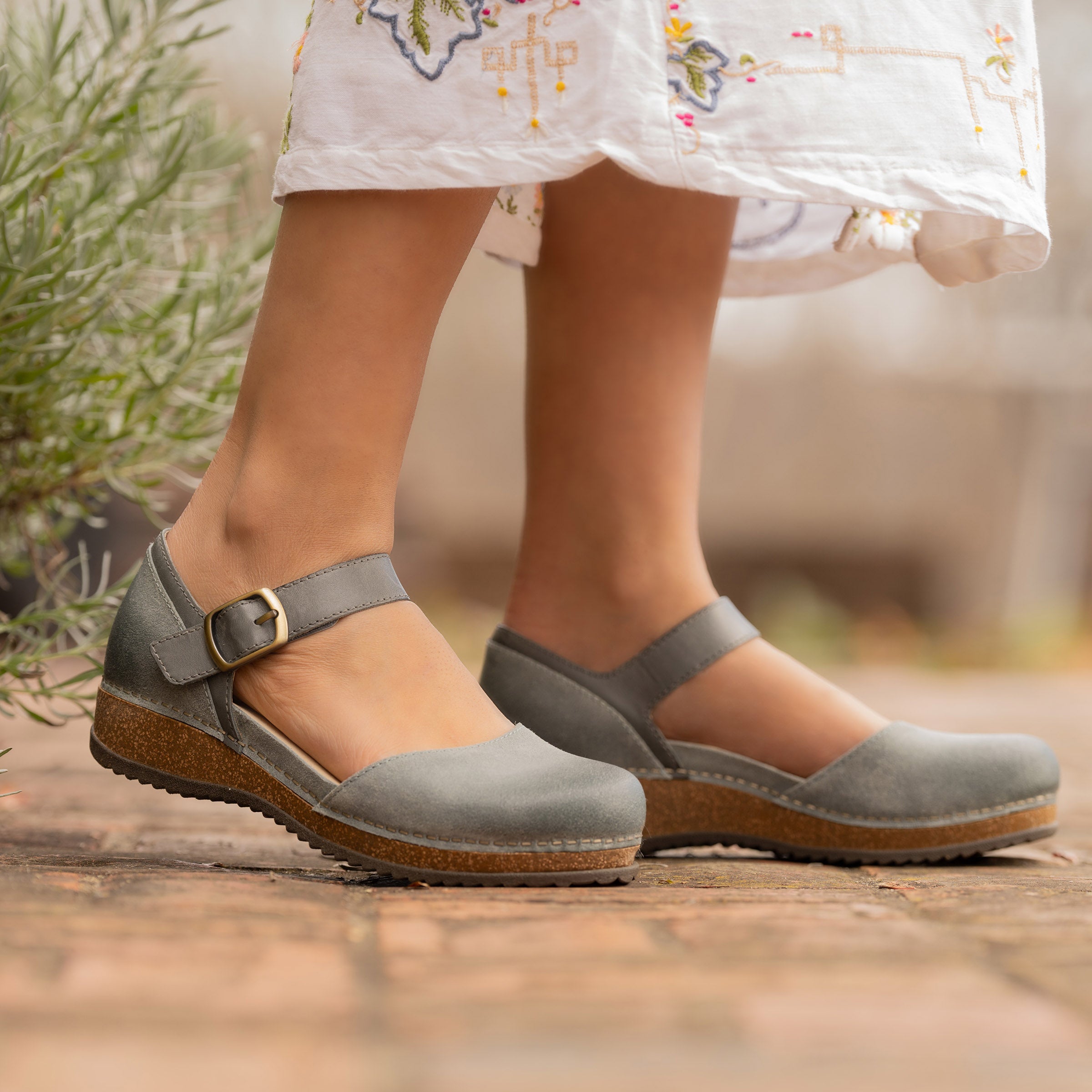 Mae Denim Burnished Suede – Dansko