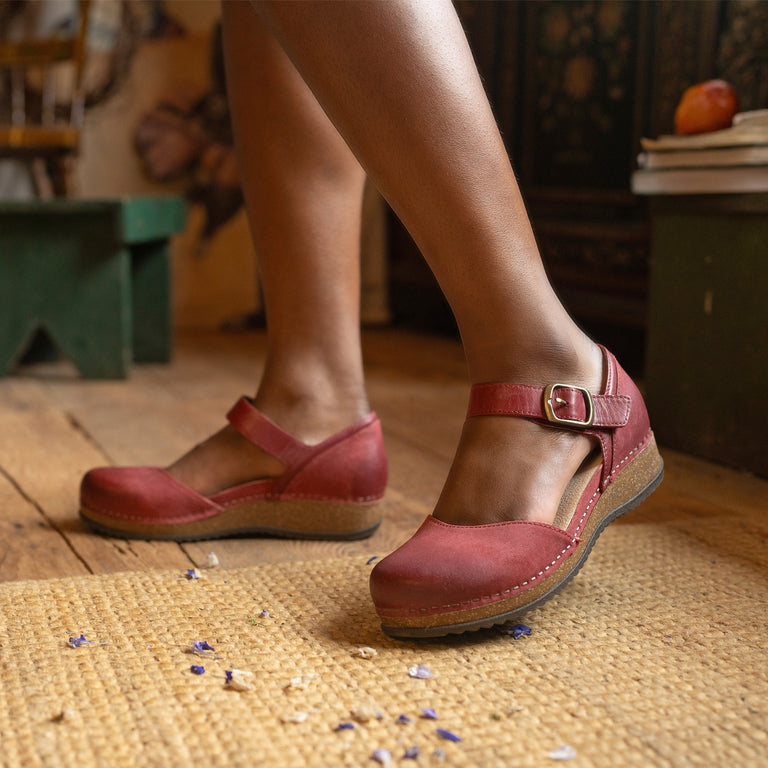 Mae Red Burnished Suede – Dansko