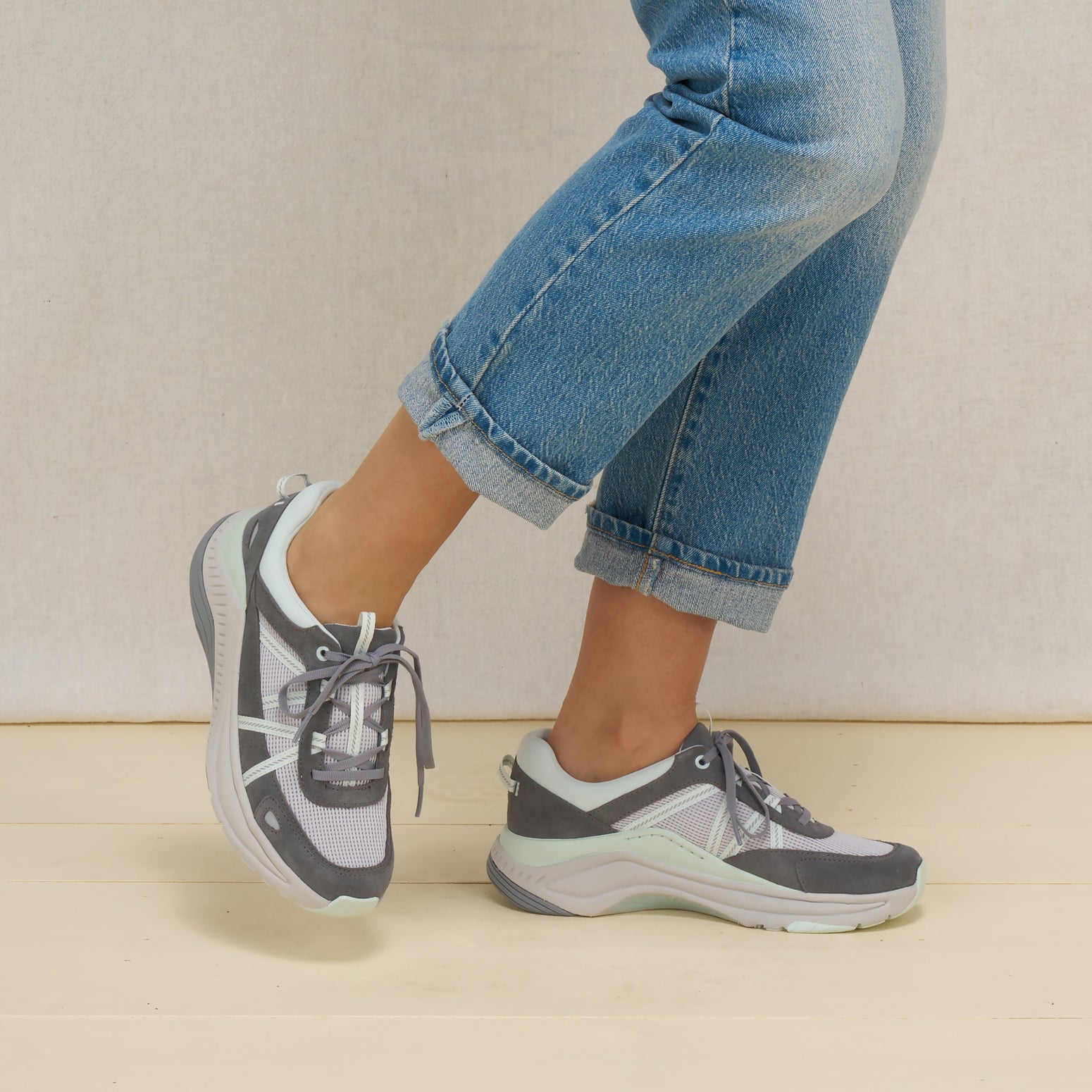 Poppy Frost Grey Suede – Dansko