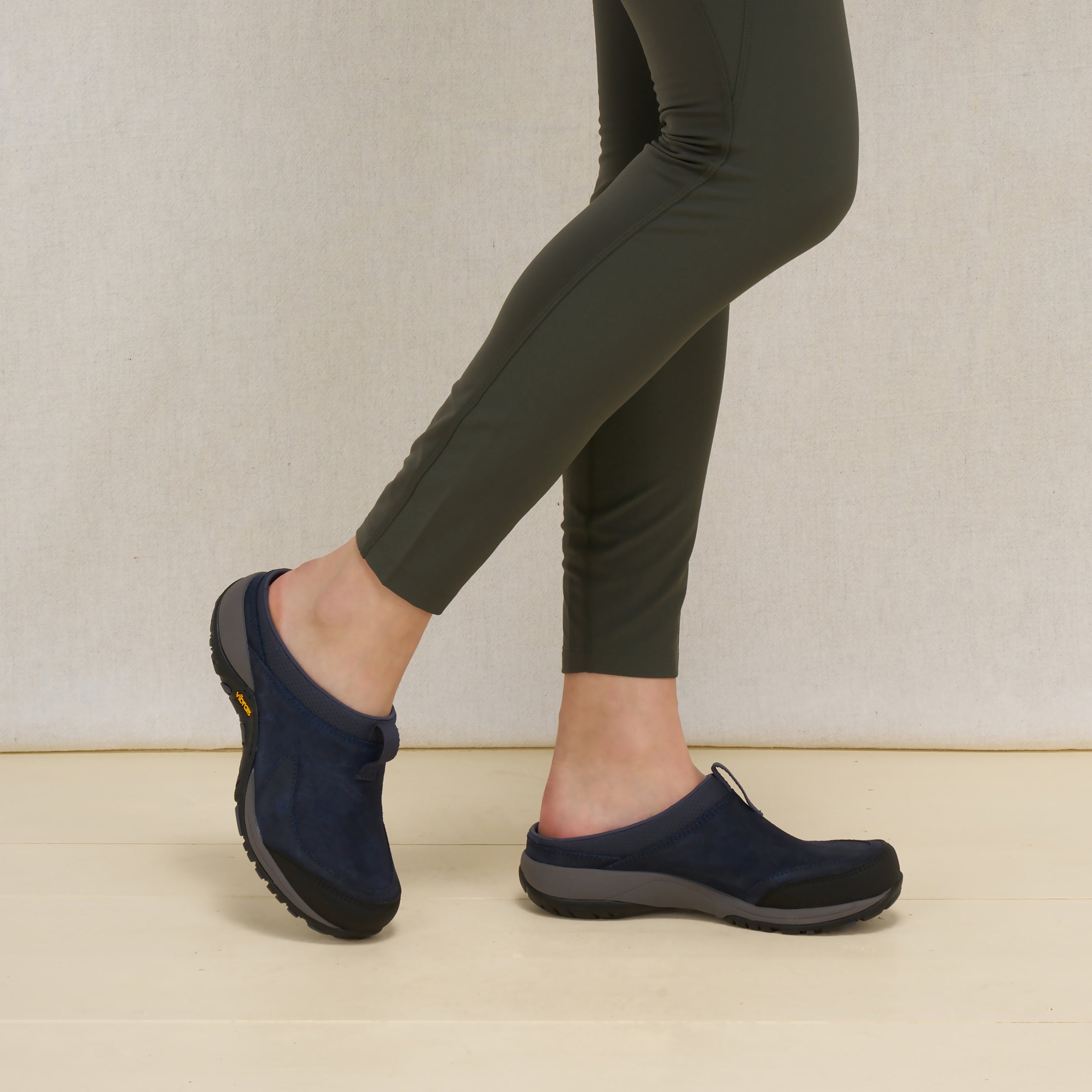Pia Navy Leather – Dansko
