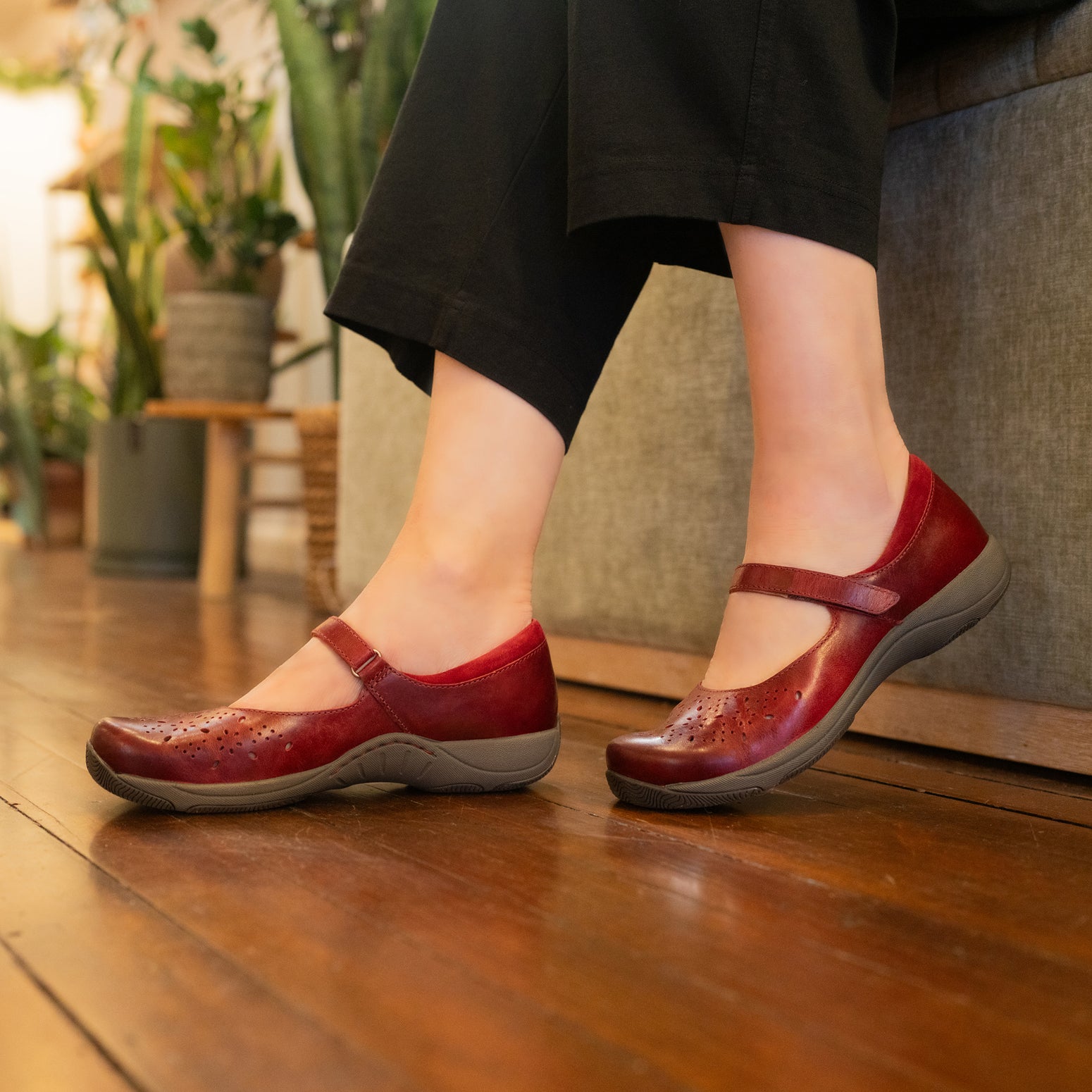 Stacy Wide Red Waxy Burnished – Dansko
