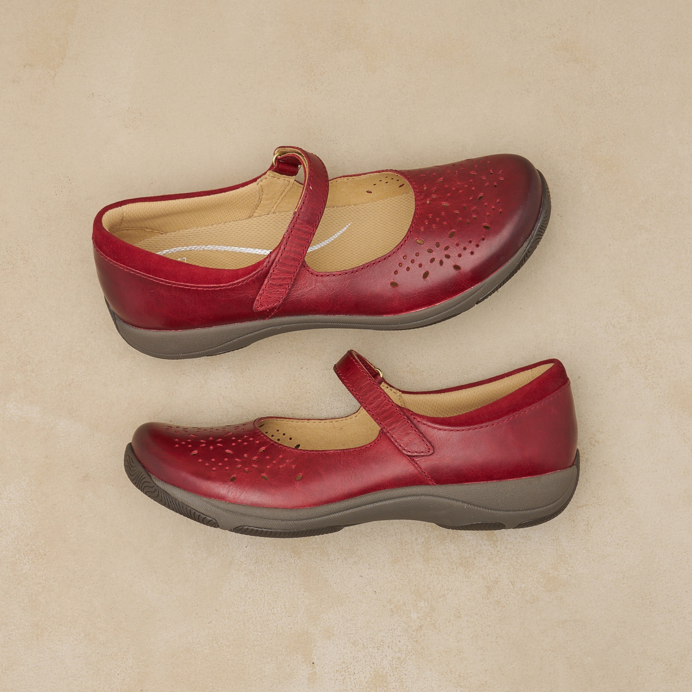 Stacy Wide Red Waxy Burnished – Dansko