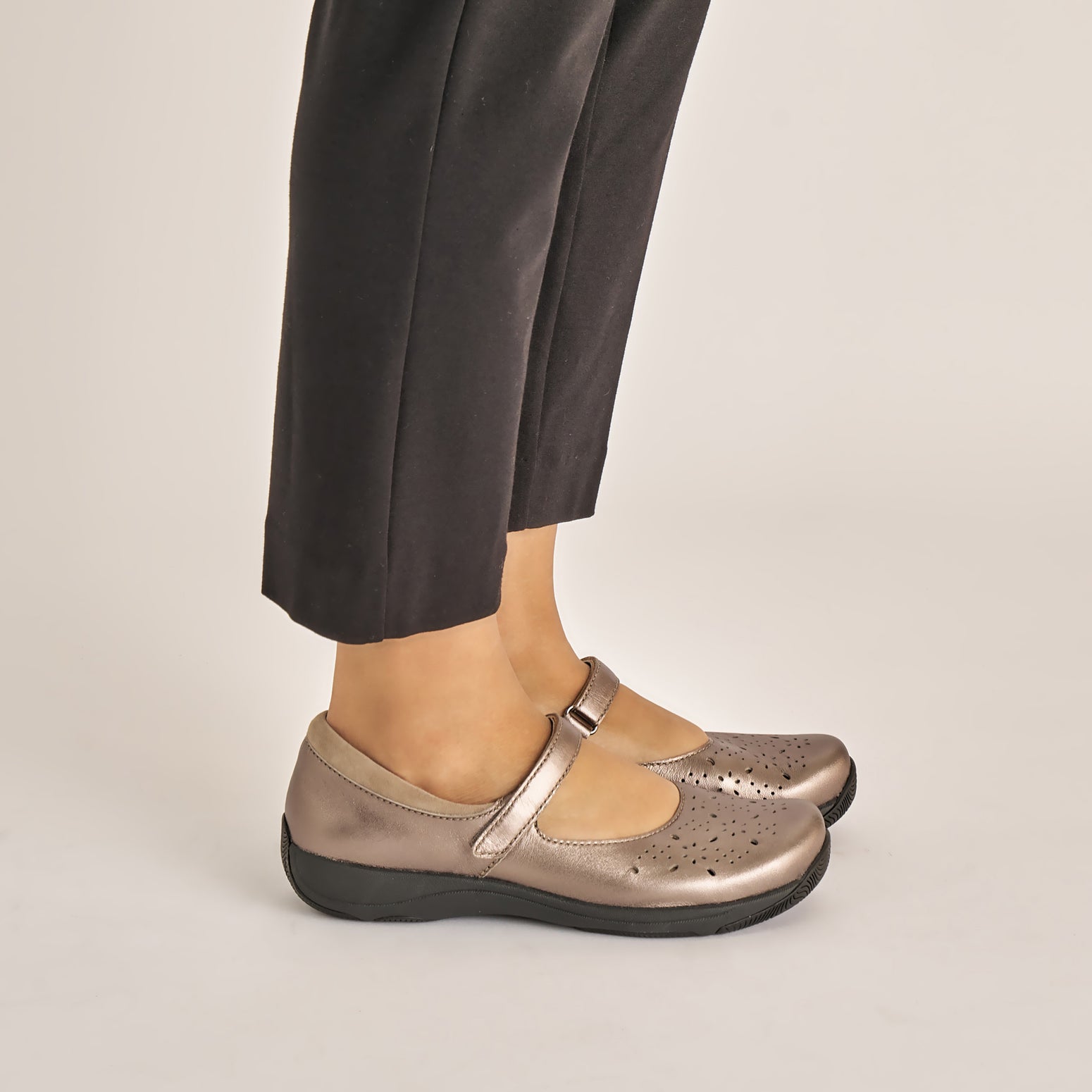 Stacy Pewter Metallic – Dansko