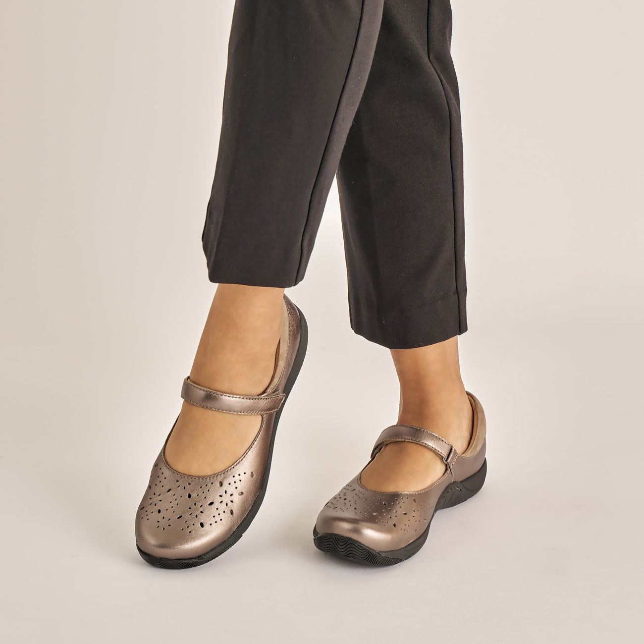 Stacy Pewter Metallic – Dansko
